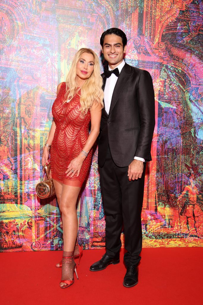 Le foto ritoccate di Valeria Marini con Bocelli diventano virali: come ...