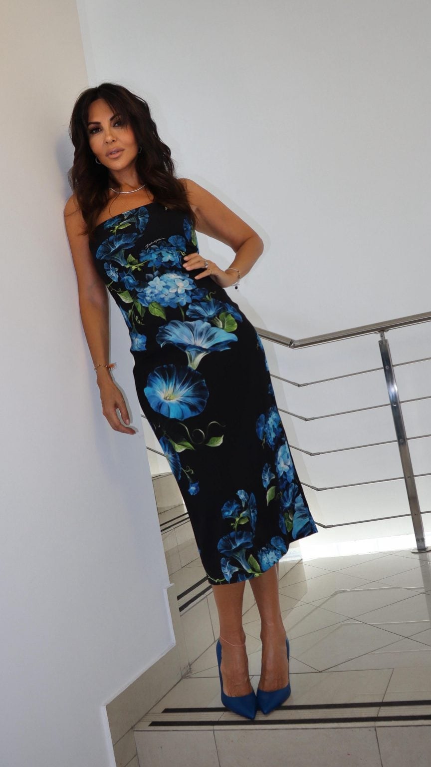 Chi ha firmato l'abito a fiori blu di Sabrina Ferilli a Tu Sì Que Vales