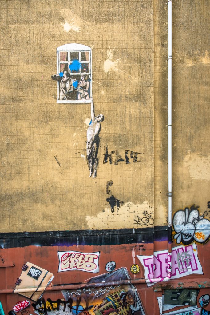 All'asta l'edificio col murale di Banksy: quanto costa il palazzo con l ...