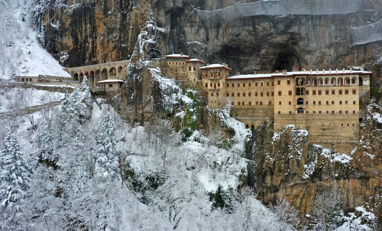 I 5 monasteri più spettacolari al mondo: quali sono e come visitarli