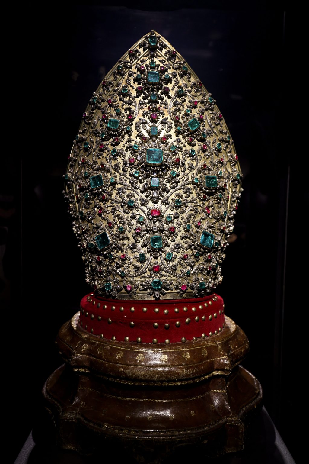 Parthenope vestita coi gioielli del Tesoro di San Gennaro: il ...