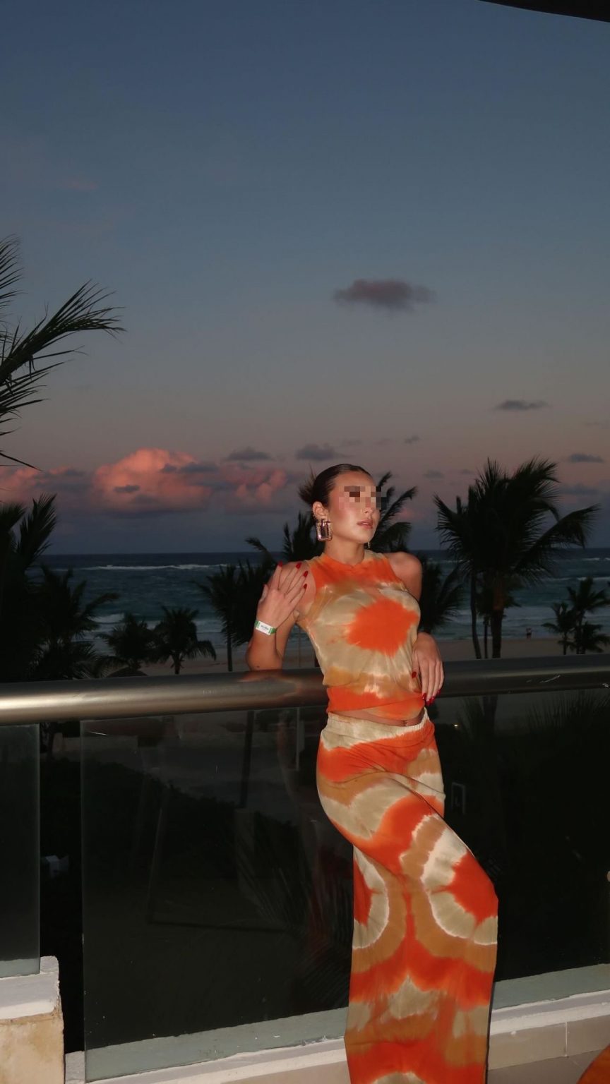 Chanel Totti in vacanza ai Caraibi: con il look tie dye anticipa l'estate