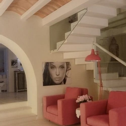 Dove vive Marcella Bella: la casa con patio, vista sul mare e arredi bianchi