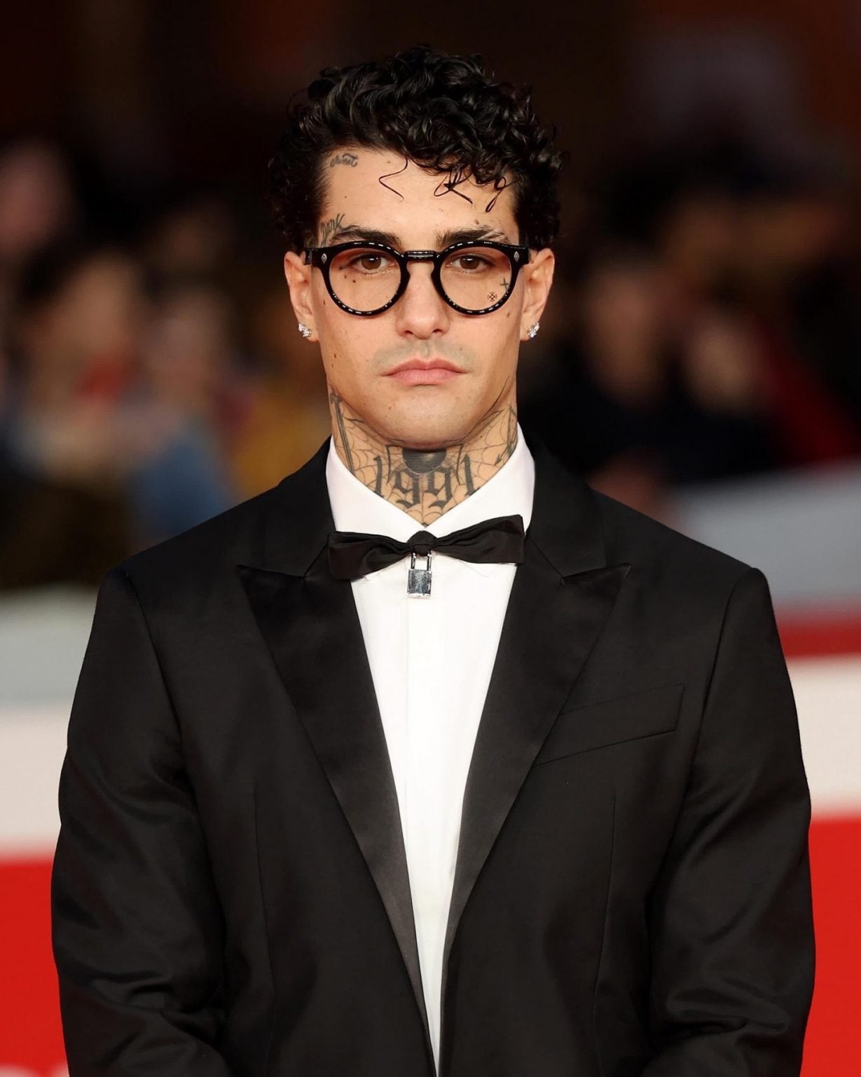 Il significato dei tatuaggi di Tony Effe sul viso e sul corpo