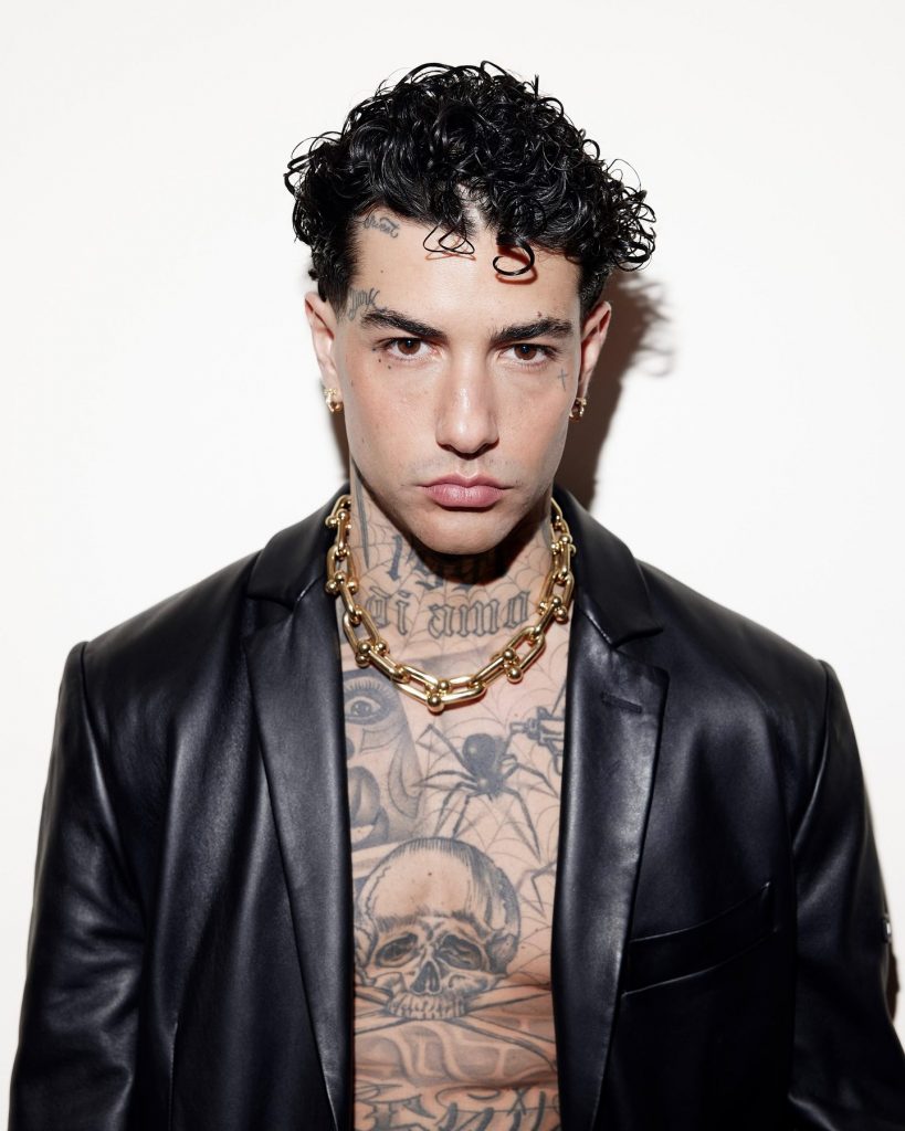 Quanto costa e chi ha firmato la collana che Tony Effe non ha potuto ...