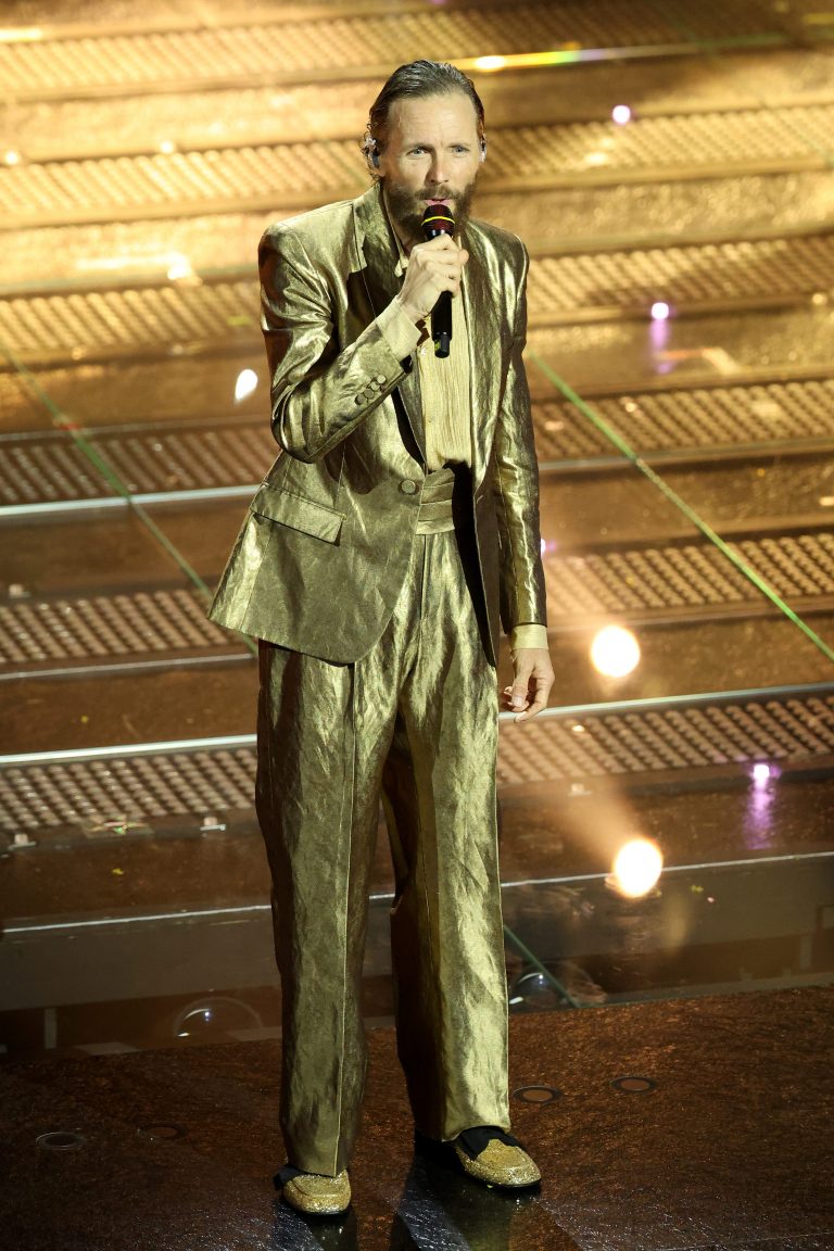 Jovanotti illumina Sanremo, performance spettacolare col completo oro e il ciondolo "simbolico"
