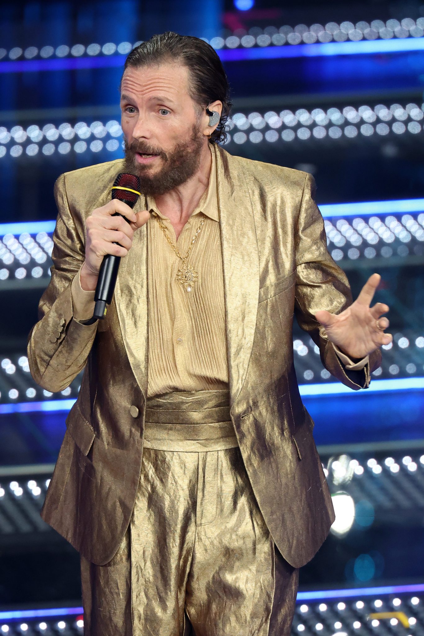 Jovanotti illumina Sanremo, performance spettacolare col completo oro e il ciondolo "simbolico"