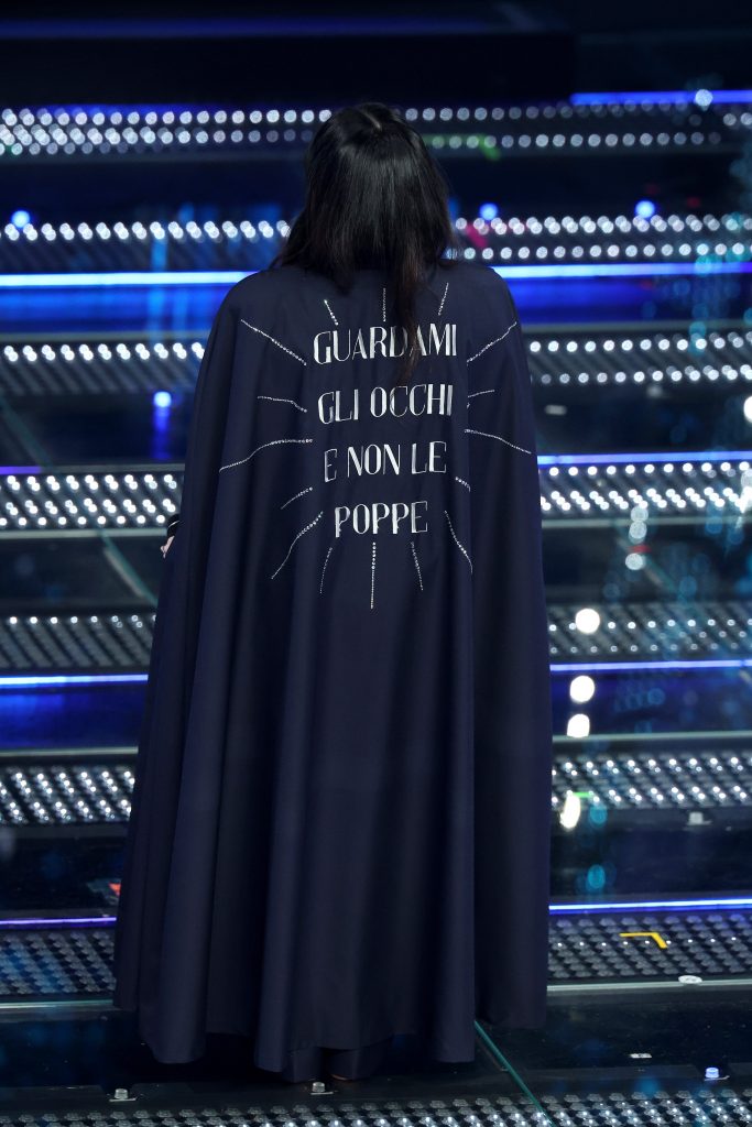 Cosa c'è scritto sul mantello di Maria Tomba: il significato del look ...