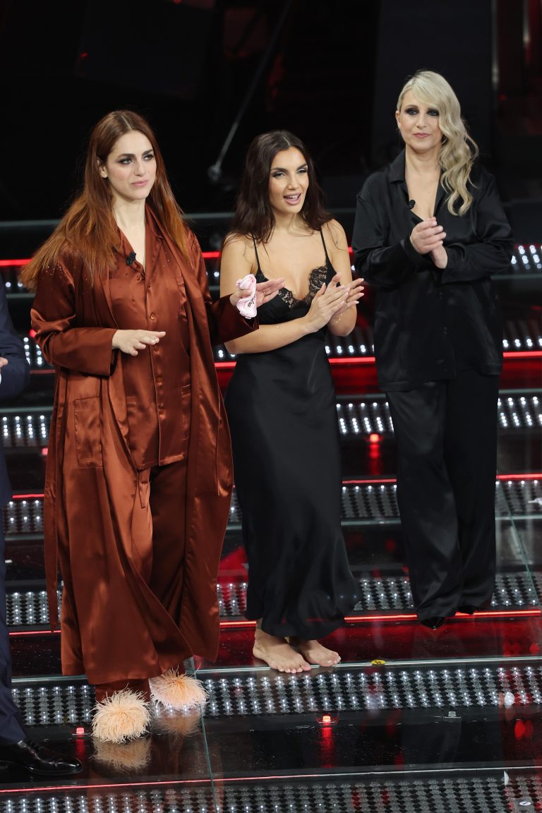 Lamborghini, Follesa e Leone in pigiama sul palco, così le conduttrici chiudono la terza serata ...