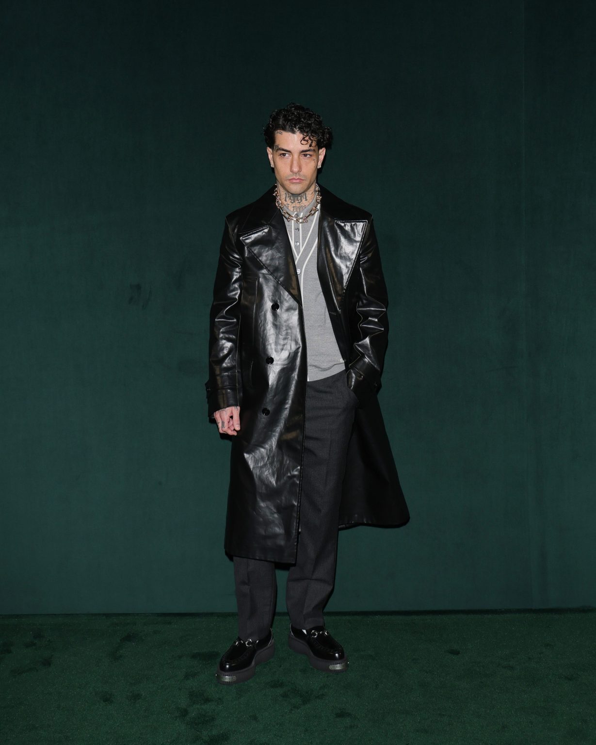 Tony Effe con la collana vietata a Sanremo: alle sfilate di Milano ...