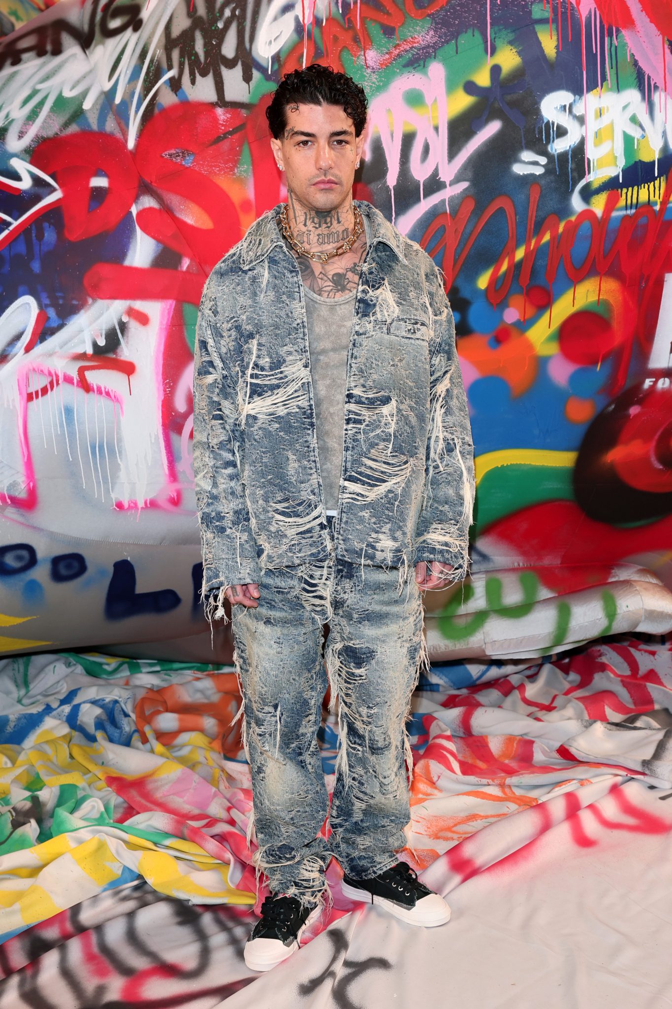 Perché Tony Effe ha sfoggiato i denti metallici alla Milano Fashion Week