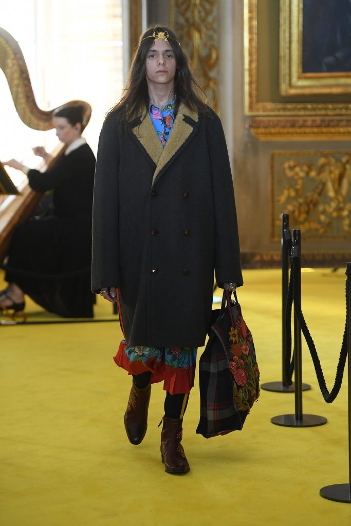 Lucio Corsi prima di Sanremo ha fatto il modello: le foto in passerella ...