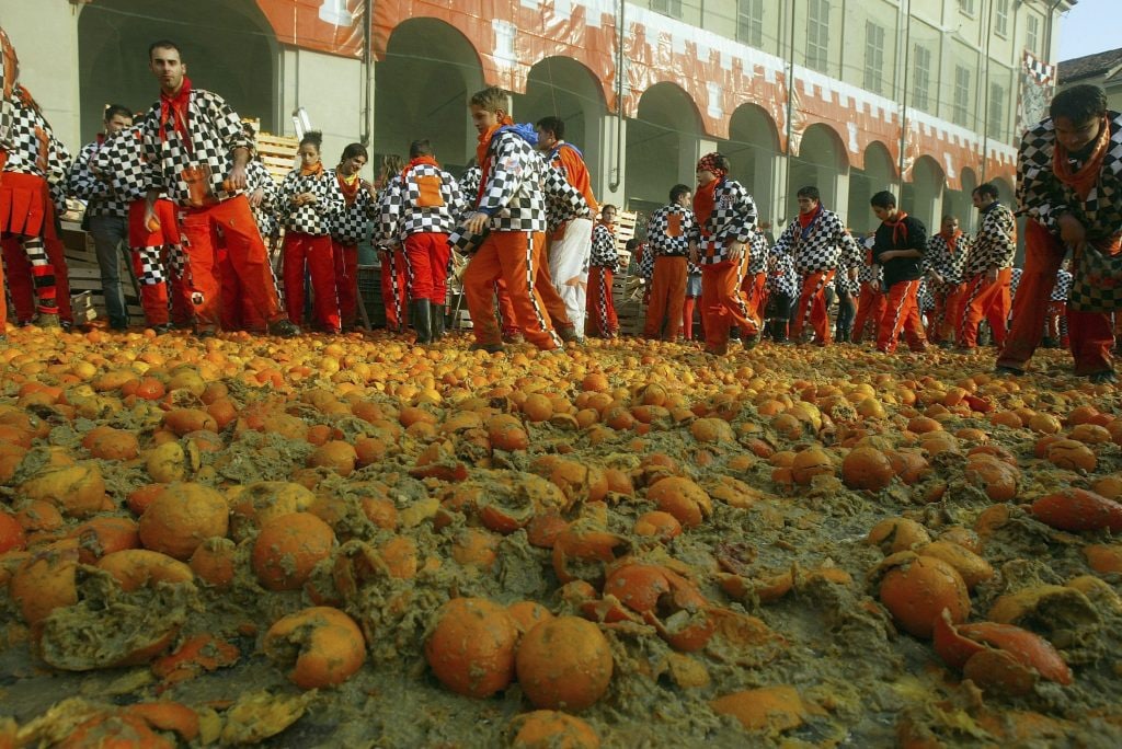 Carnevale di Ivrea 2025, date e come partecipare alla storica Battaglia ...