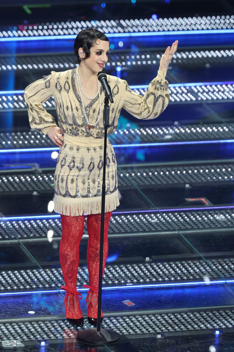 Come nasce il trucco occhi teatrale di California dei Coma_Cose a Sanremo