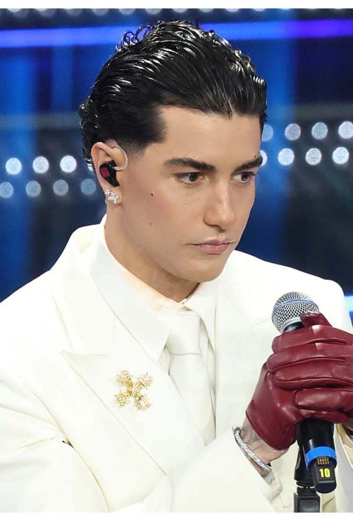 Tony Effe a Sanremo 2025 tradito dal fondotinta: canta con il colletto ...
