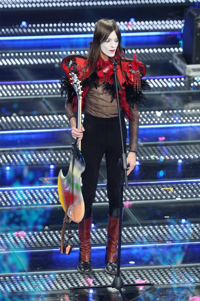 Lucio Corsi senza gioielli né griffe, a Sanremo 2025 dimostra che ...