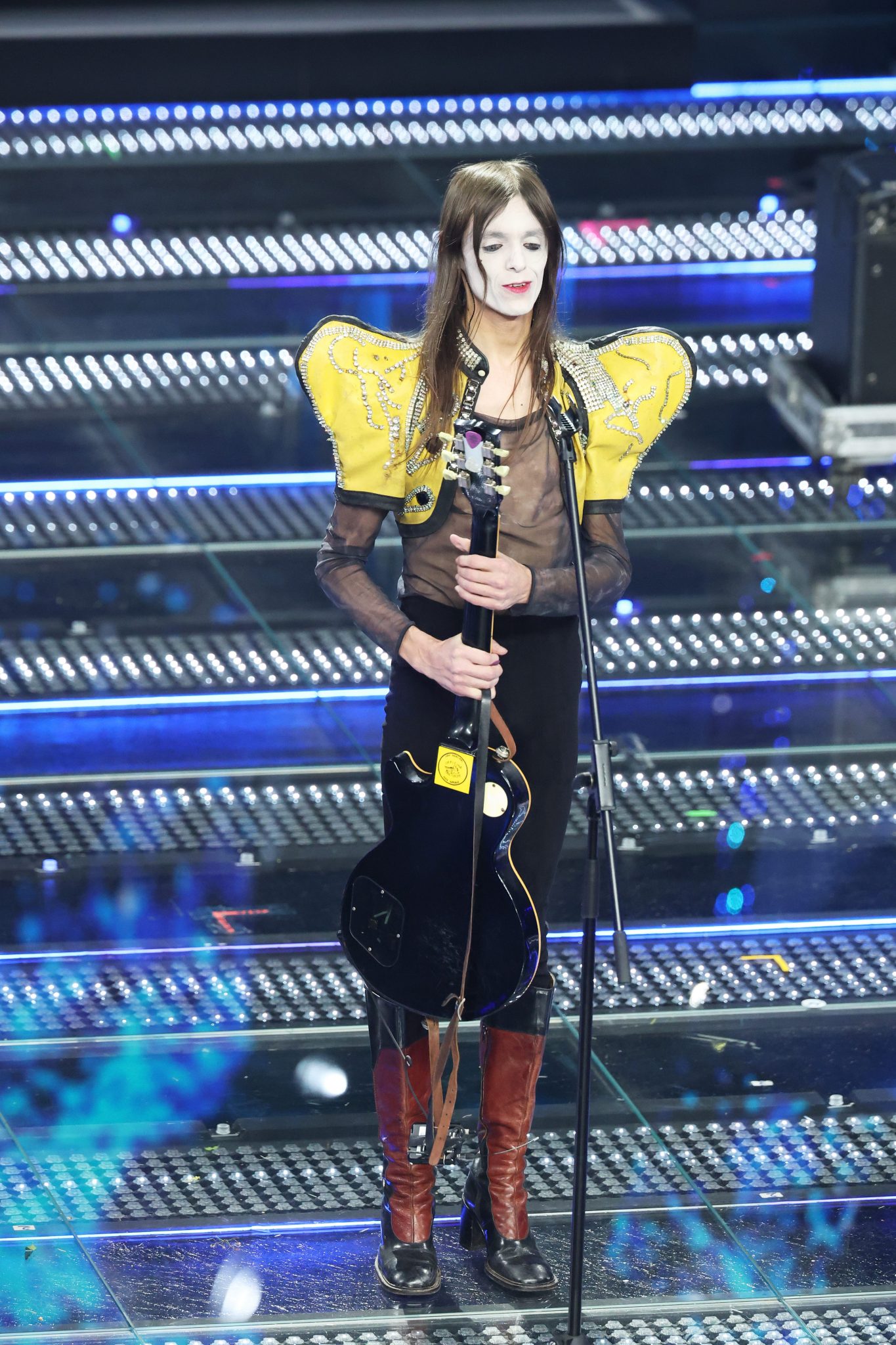 Lucio Corsi e il trucco delle patatine sul palco di Sanremo: "Ci si ...