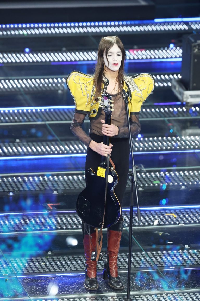 Lucio Corsi e il trucco delle patatine sul palco di Sanremo: "Ci si ...