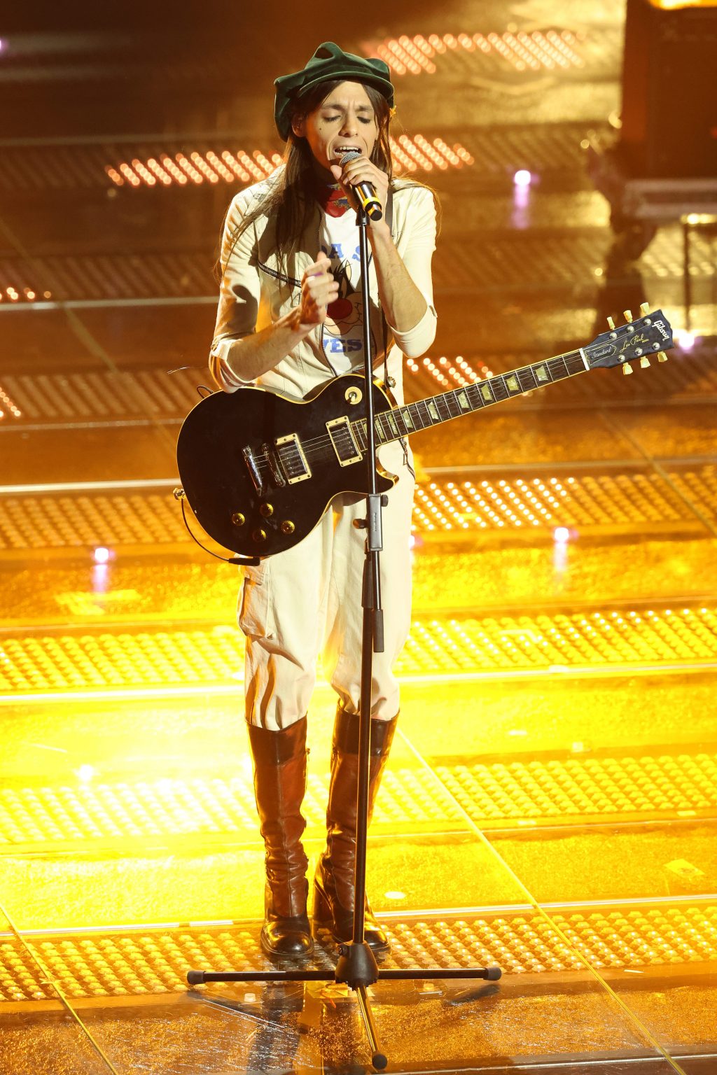 Lucio Corsi senza gioielli né griffe, a Sanremo 2025 dimostra che ...