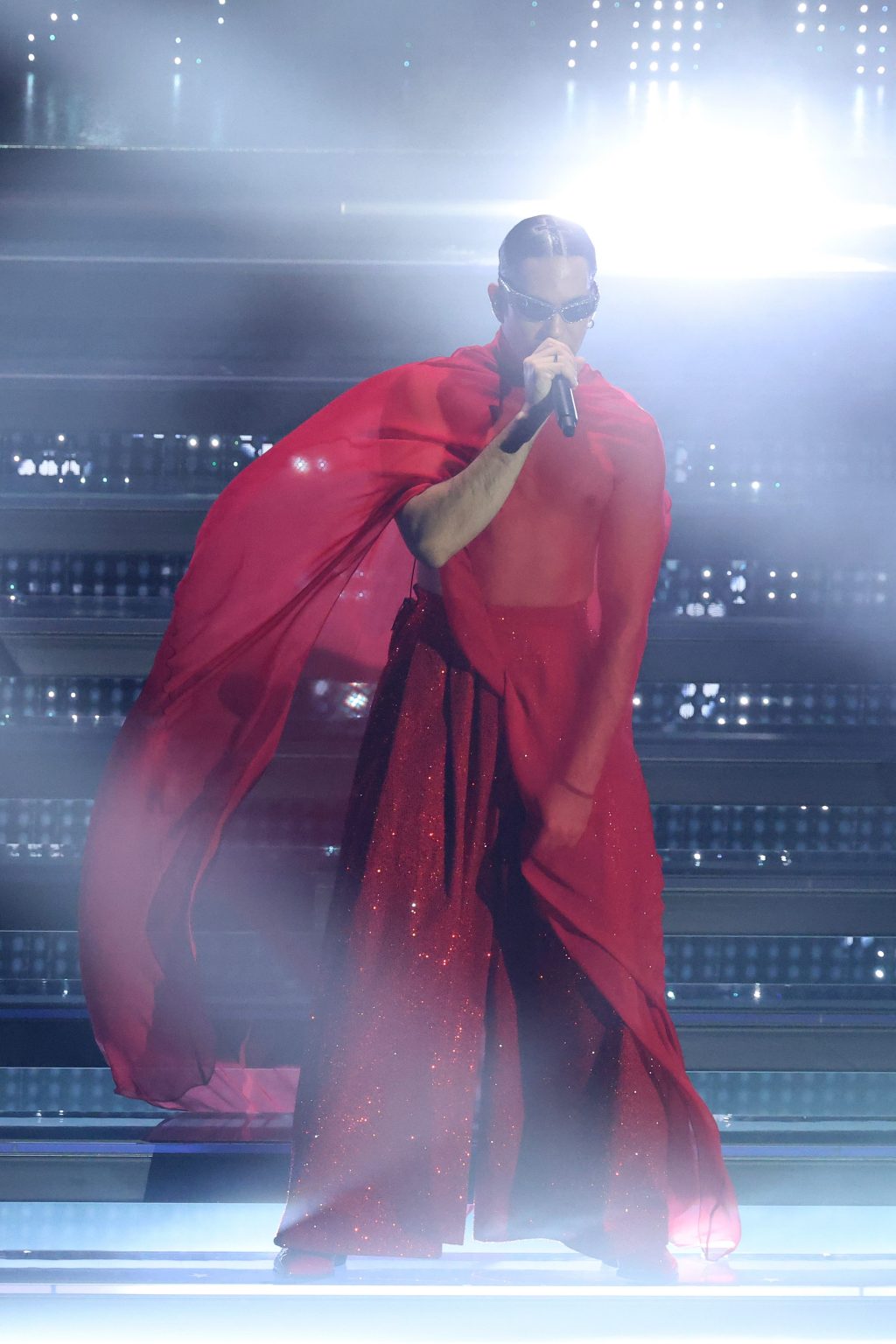 Mahmood debutta a Sanremo 2025 con gli occhiali: tutti i look per la ...