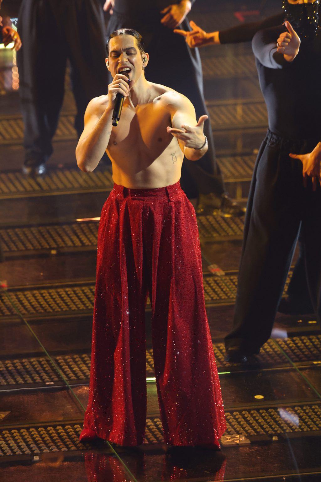 Mahmood debutta a Sanremo 2025 con gli occhiali: tutti i look per la ...