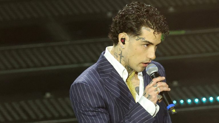 Quanto costa e chi ha firmato la collana che Tony Effe non ha potuto ...