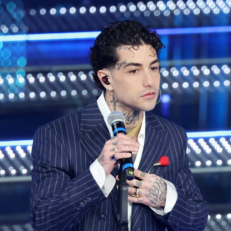 Tony Effe a Sanremo 2025 con la spilla che sembra un fiore: il ...