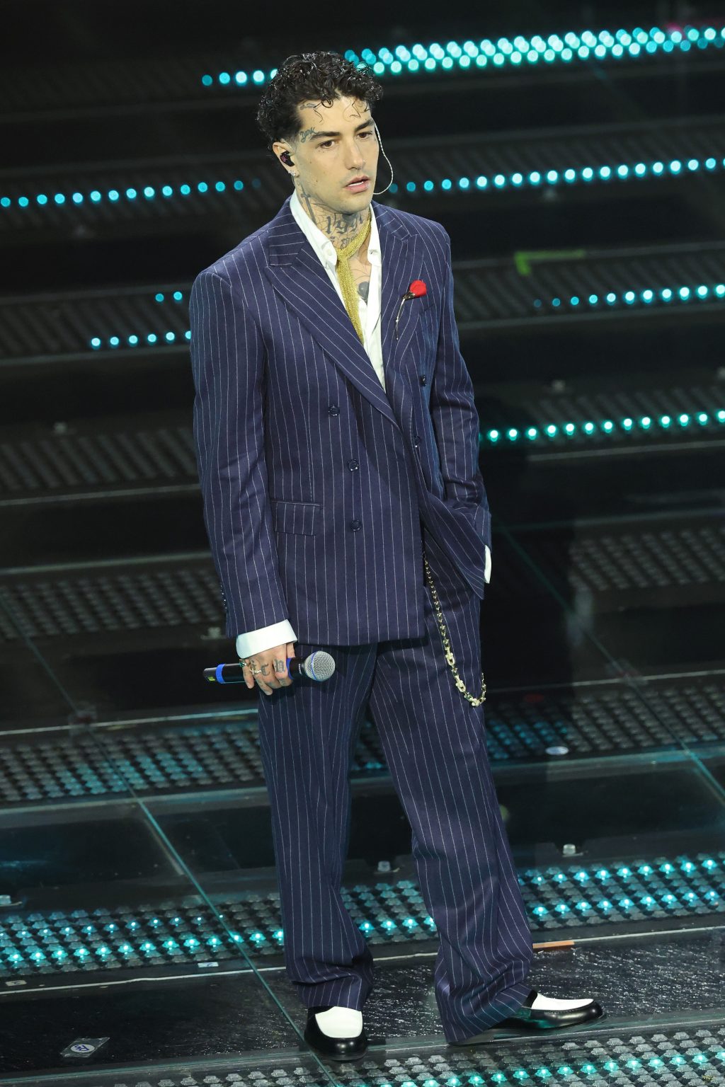 Sanremo 2025: Tony Effe non aveva una sciarpa ma una collana dello ...