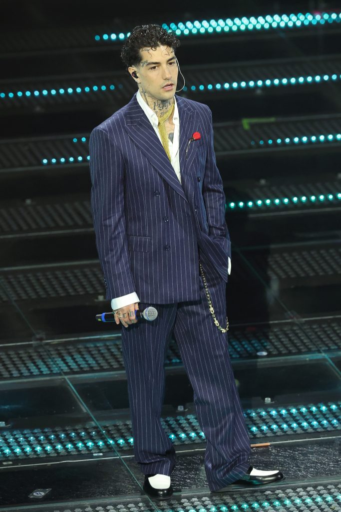 Sanremo 2025: Tony Effe non aveva una sciarpa ma una collana dello ...