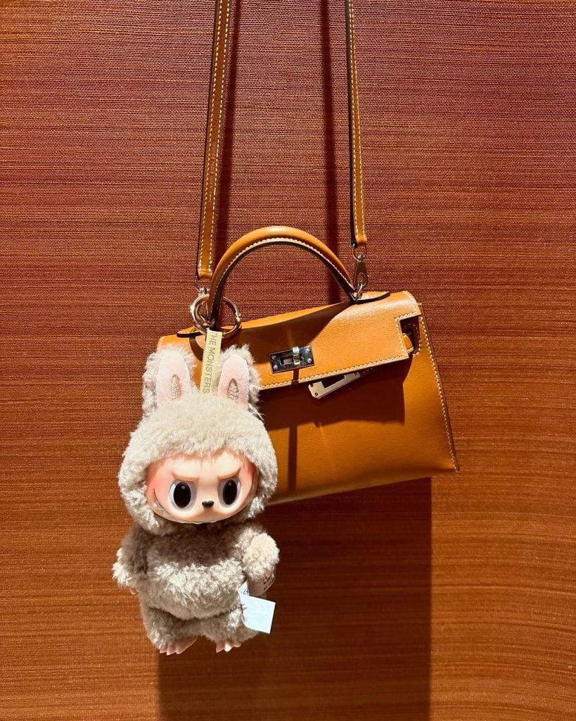 Labubu mania, com'è nata e perché tutti impazziscono per i pupazzi (brutti) che si legano alle borse