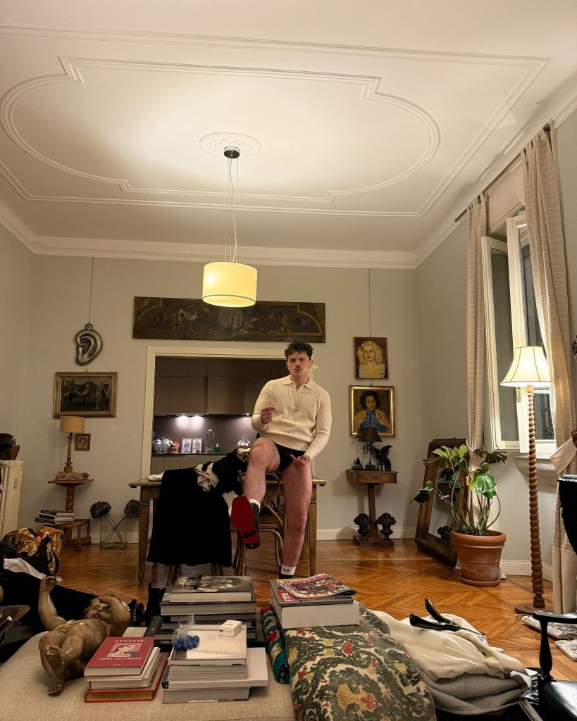 Olly torna a posare in mutande: il significato simbolico della foto ...