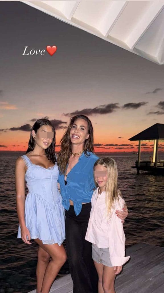 Ilary Blasi con Chanel e Isabel Totti alle Maldive: i look per la foto ...