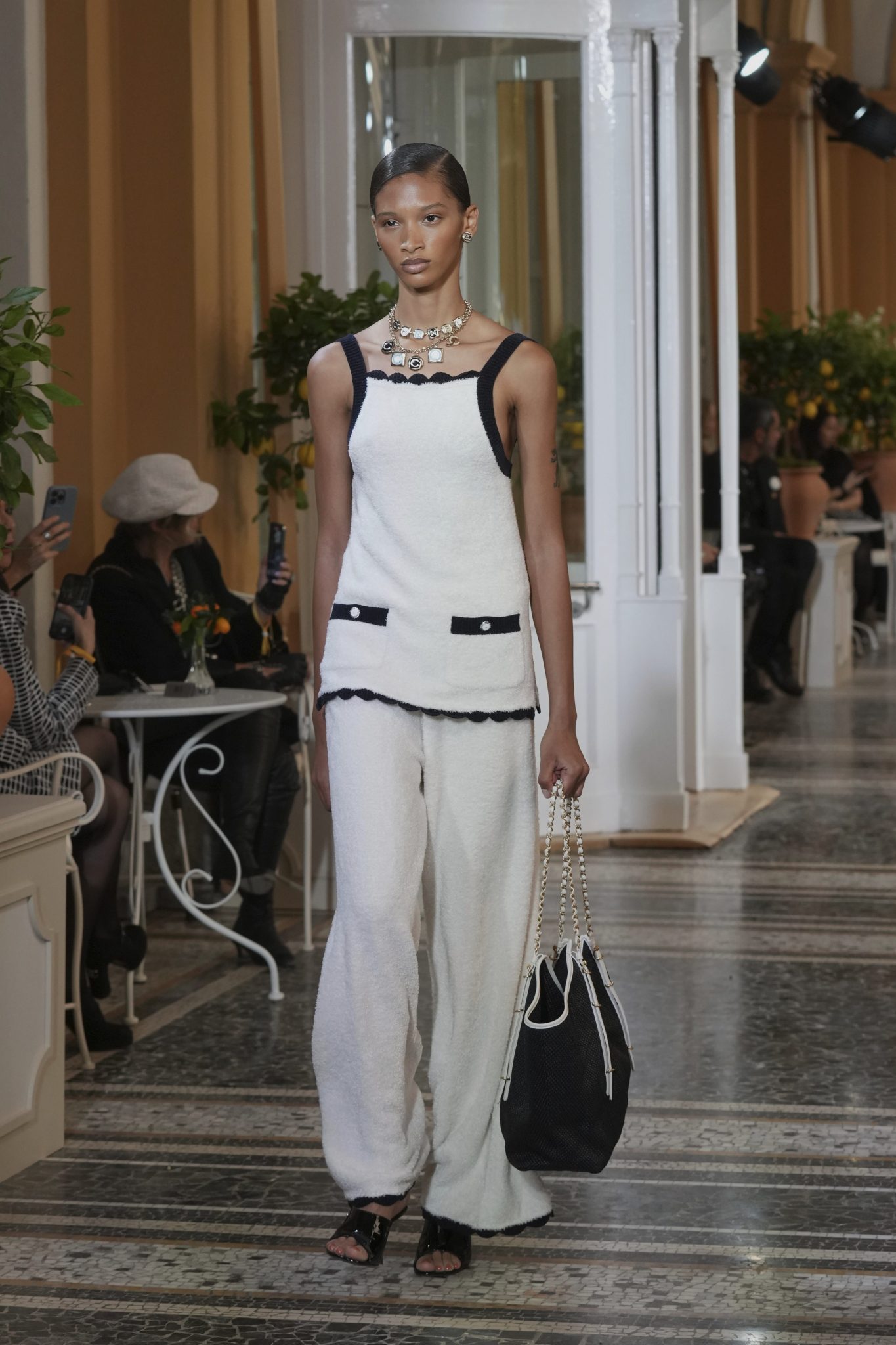 Chanel sul lago di Como: tutti gli ospiti Vip della sfilata e come è ...