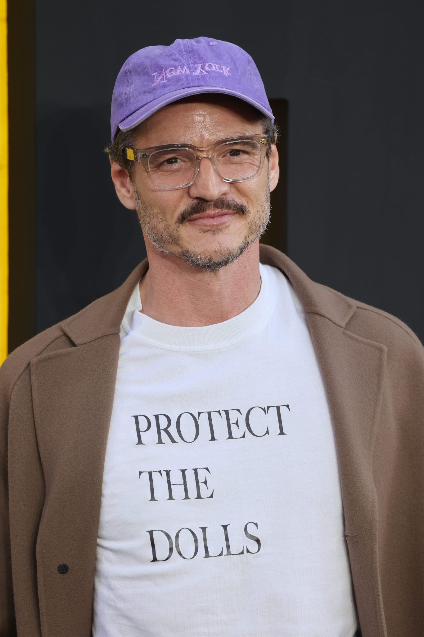 Perché Pedro Pascal ha indossato la T-shirt virale "Protect the dolls ...