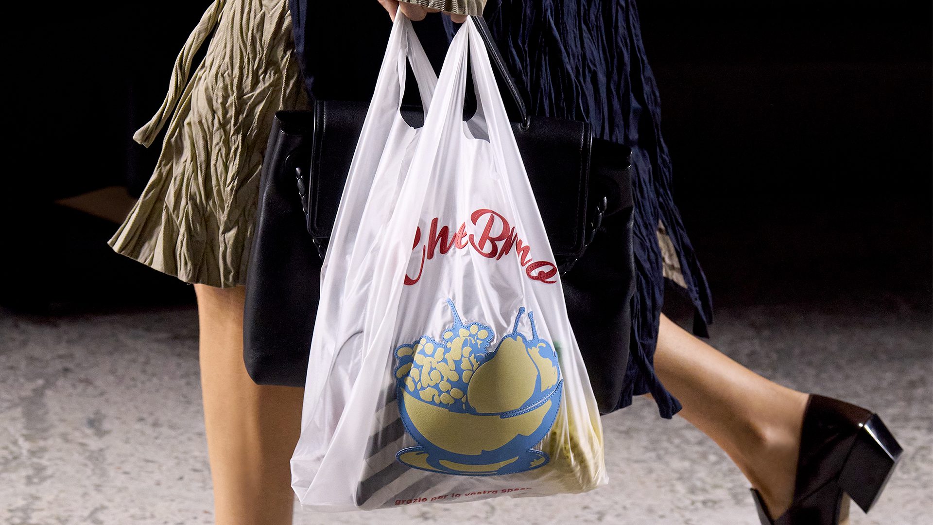 Supermercato core: il nuovo trend sono le borse tote che sembrano buste ...