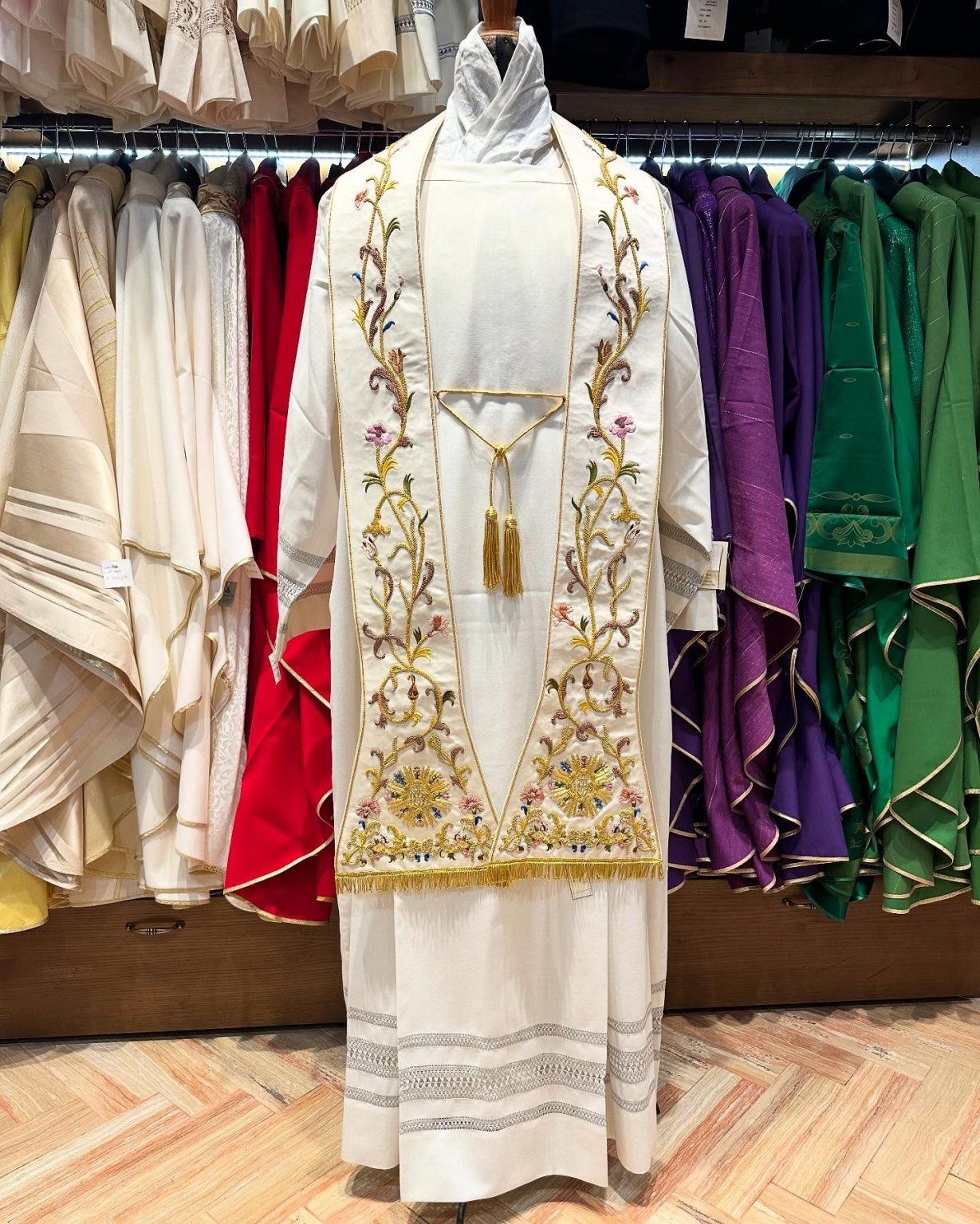 Chi è Raniero Mancinelli, il sarto del Papa, e quanto costa vestire il ...