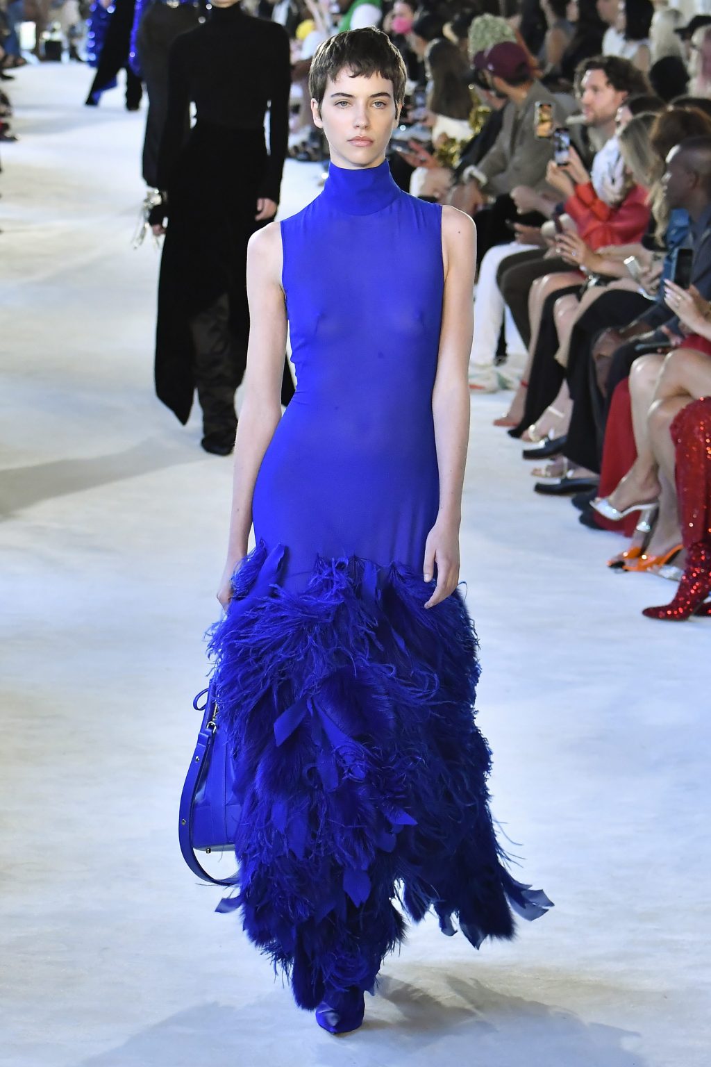 Giulia Stabile a Cannes tra piume e trasparenze: "L'abito era una sfida ...