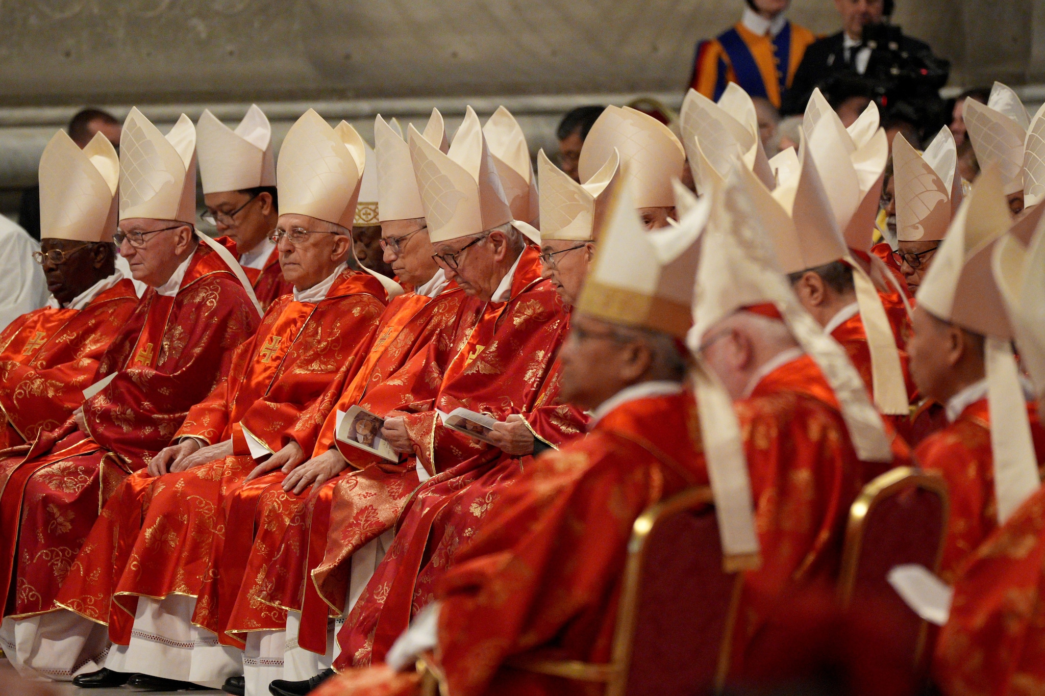Quanto costano i vestiti dei cardinali: 1000 euro solo per la veste talare