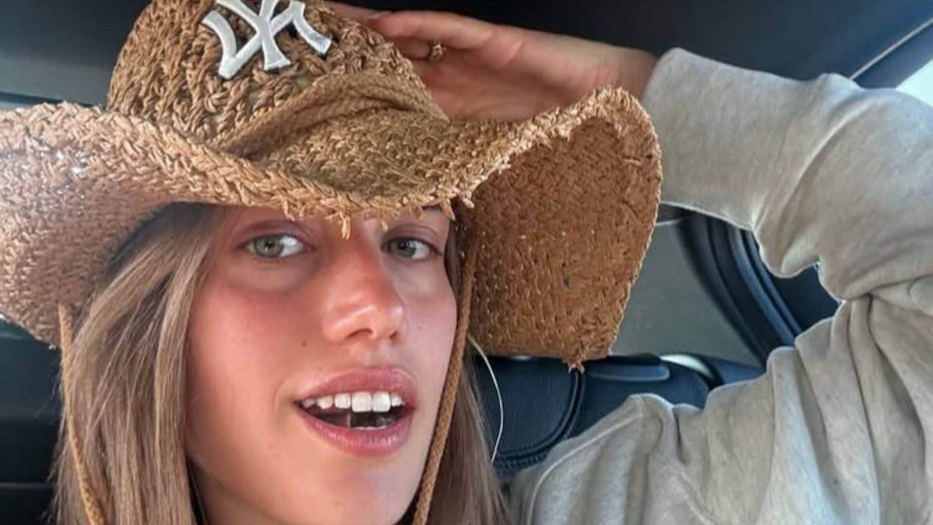 Clara senza trucco: anticipa l’estate col cappello di paglia da quasi ...