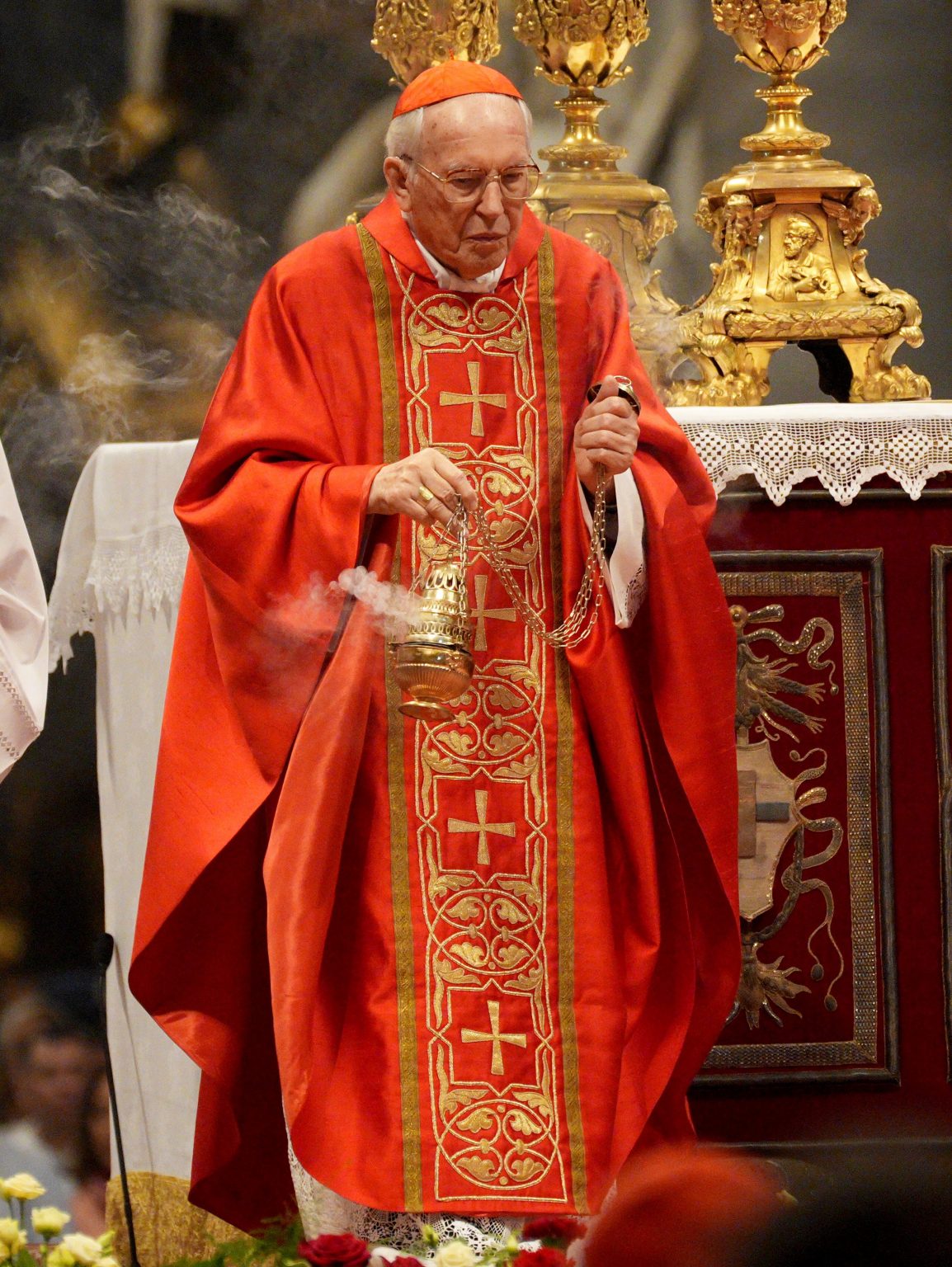 Quanto costano i vestiti dei cardinali: 1000 euro solo per la veste talare