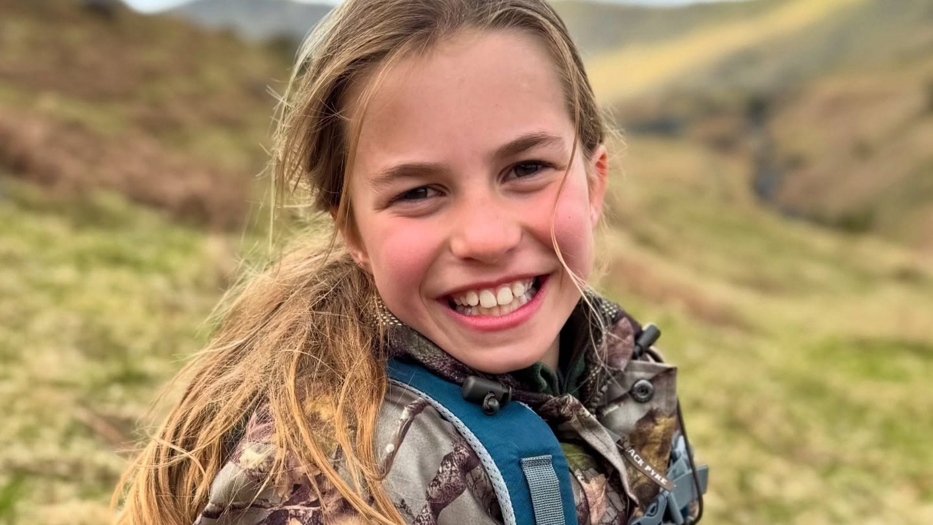 Quanto costa la giacca con le foglie che la principessa Charlotte ha ...