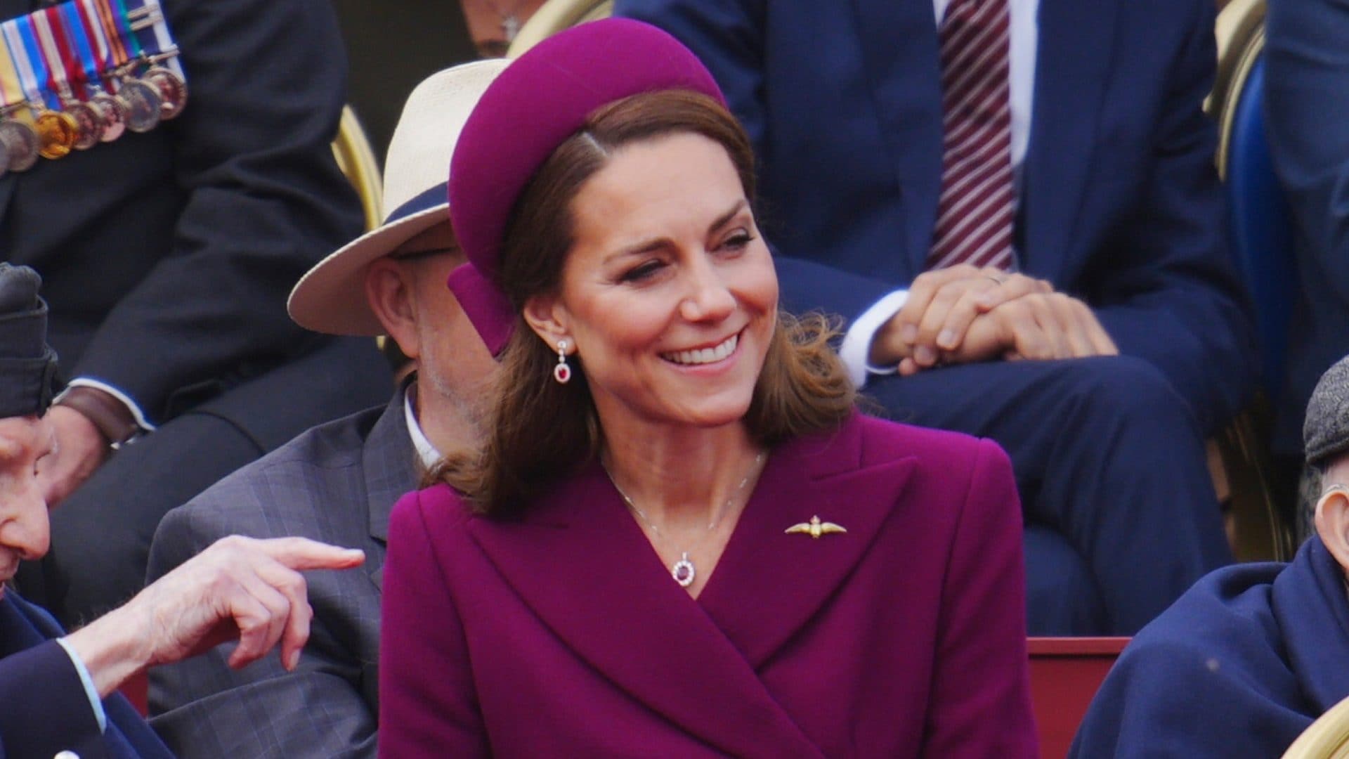 Il significato simbolico della spilla alata indossata da Kate Middleton ...