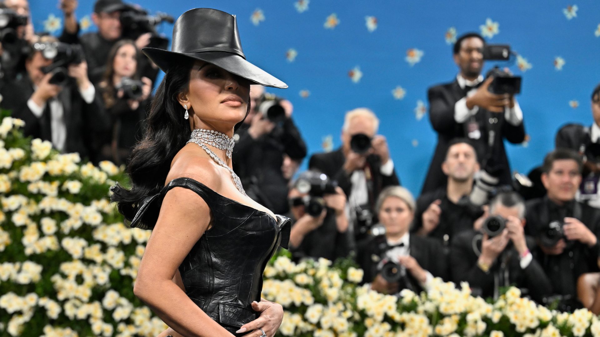 Kim Kardashian al Met Gala: fulmina con lo sguardo il bodyguard che le calpesta il vestito