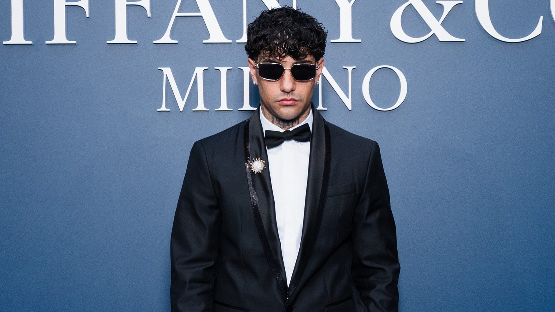 Tony Effe ancora coi gioielli sanremesi della discordia: la spilla ...