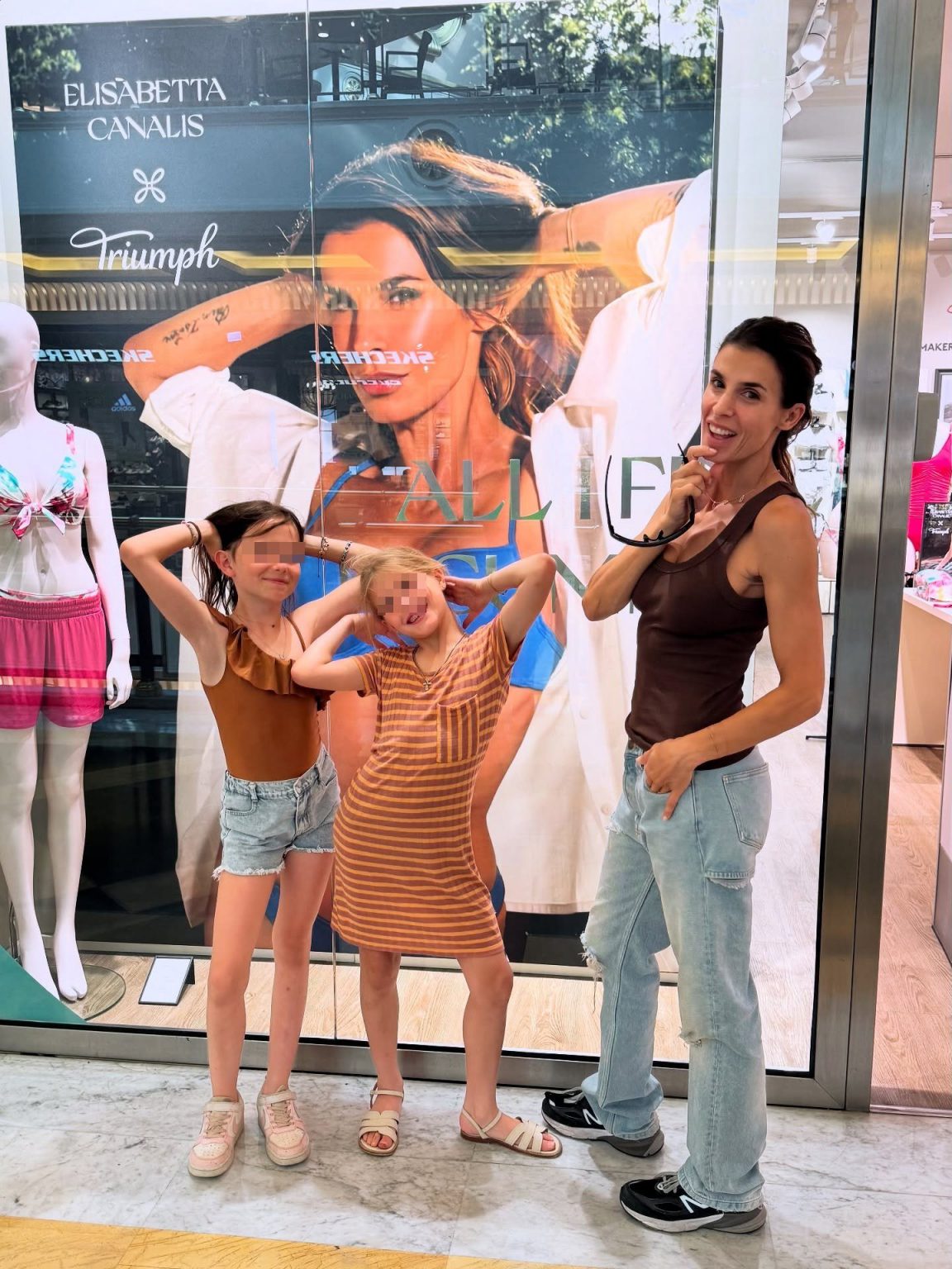 Skyler Eva come una modella (ma fa il verso a mamma Elisabetta Canalis)