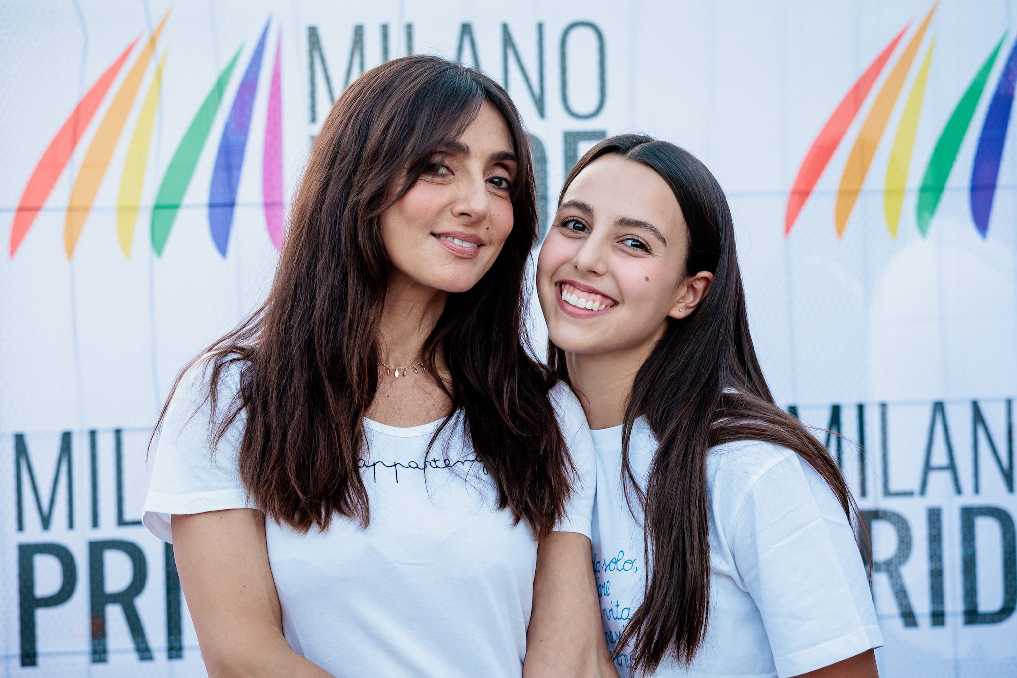 Ambra Angiolini e Jolanda Renga sul palco del Pride di Milano: cosa c'è scritto sulle loro magliette