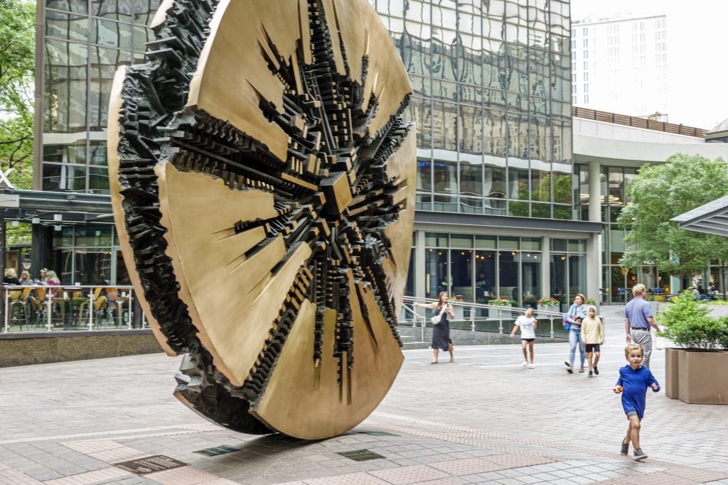 Il significato delle opere di Arnaldo Pomodoro: "Mettono in dubbio le ...