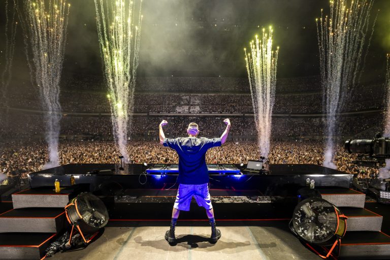 Gabry Ponte fa ballare San Siro: dal look alla scenografia, tutto è estensione visiva della musica