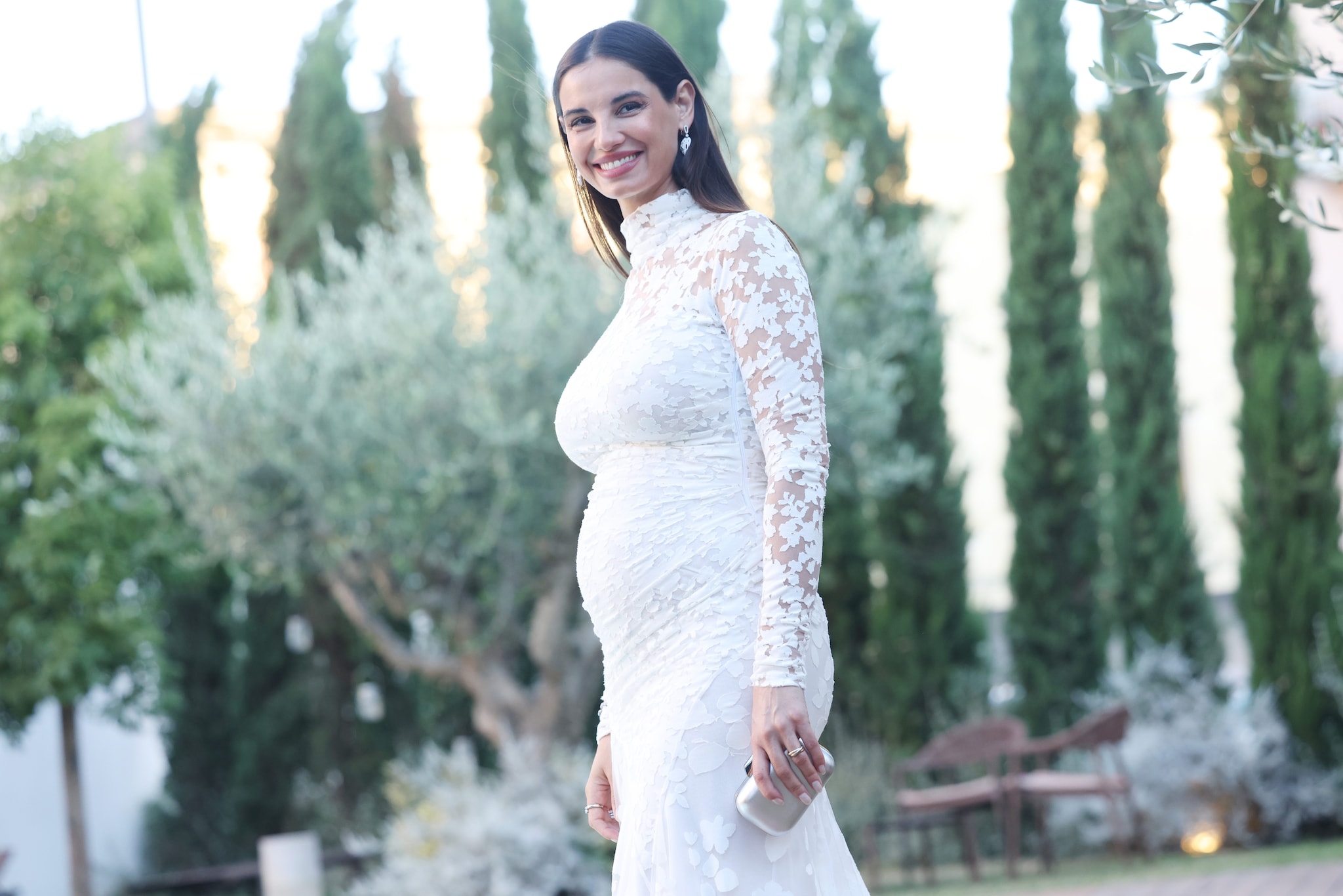 Francesca Chillemi incinta con l'abito bianco: chi ha firmato il primo look premaman dell'attrice