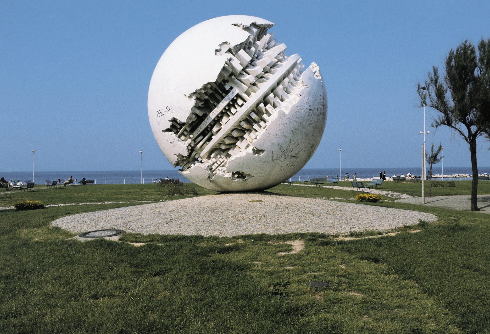 Il significato delle opere di Arnaldo Pomodoro: "Mettono in dubbio le ...